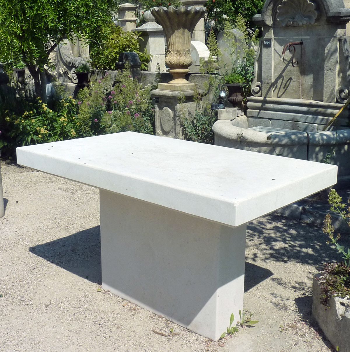 Petite table en pierre parfaitement rectangulaire - Mobilier en pierre