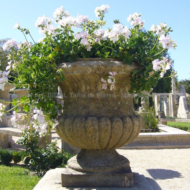 Vase medicis en pierre de taille - vase en pierre naturelle sculptée.
