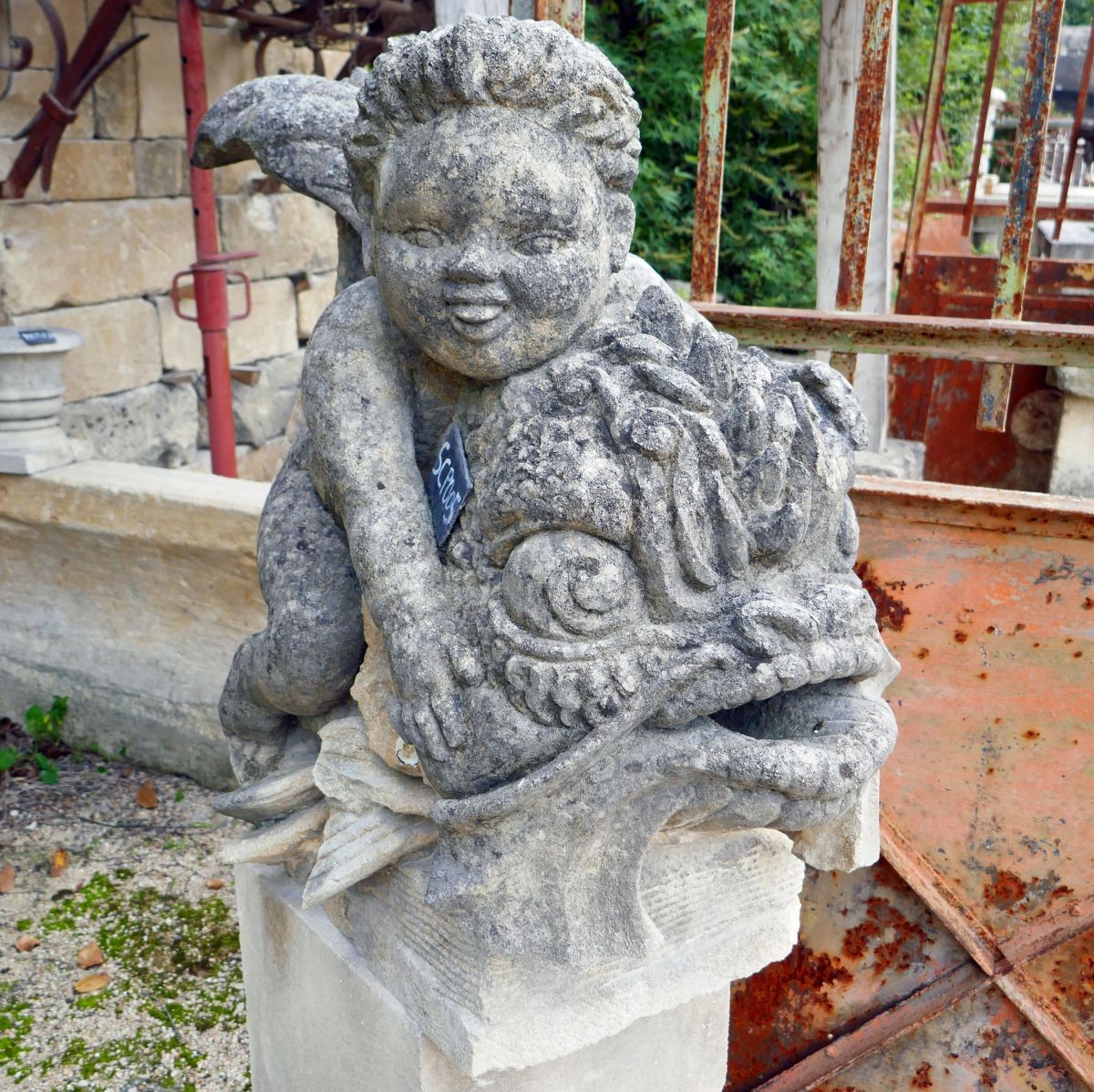 Sculpture en pierre décorative pour l'extérieur : enfant et poisson