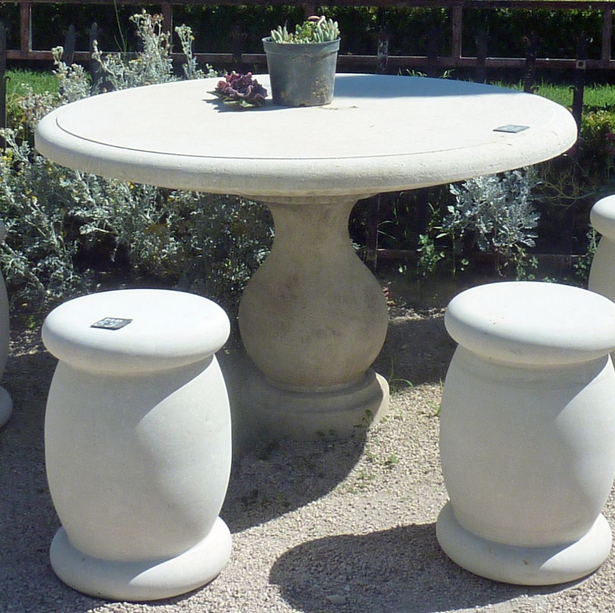 Grande table de jardin en pierre - mobilier artisanal pour extérieur