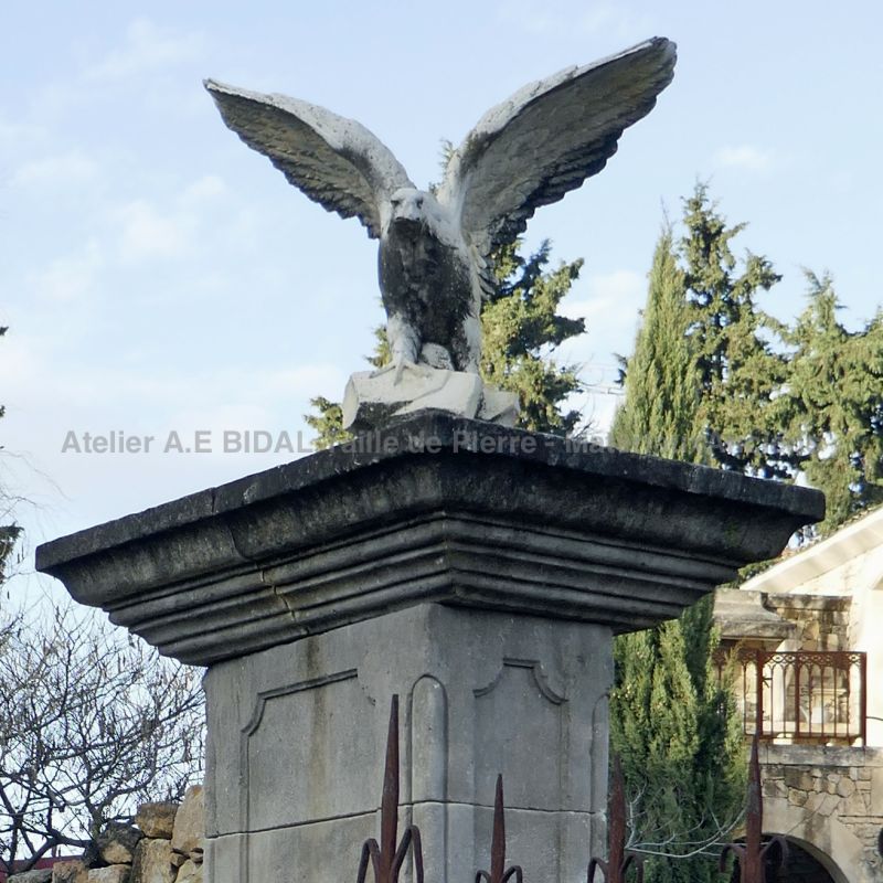 Massive stone pillars with rectangular sculpted plastron - Alain BIDAL