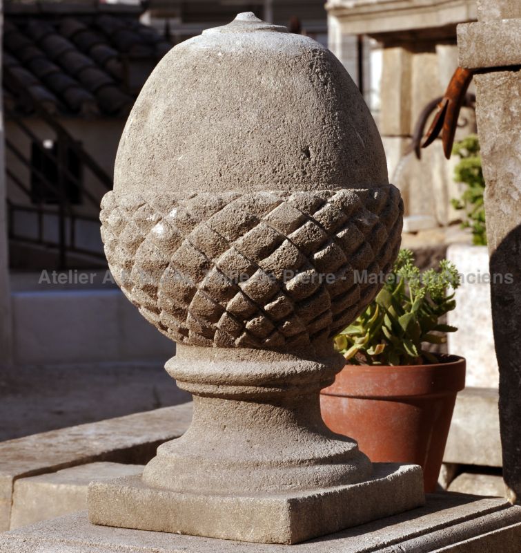 Un bel ornement en pierre,ce gland en pierre naturelle sur socle carré