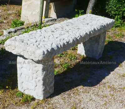 Mobilier de jardin en pierre: long banc rustique pour jardin en pierre