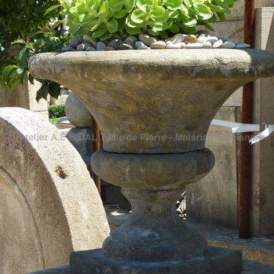 Grand vase en pierre sculptée - Sculpture en pierre de l'Atelier Bidal