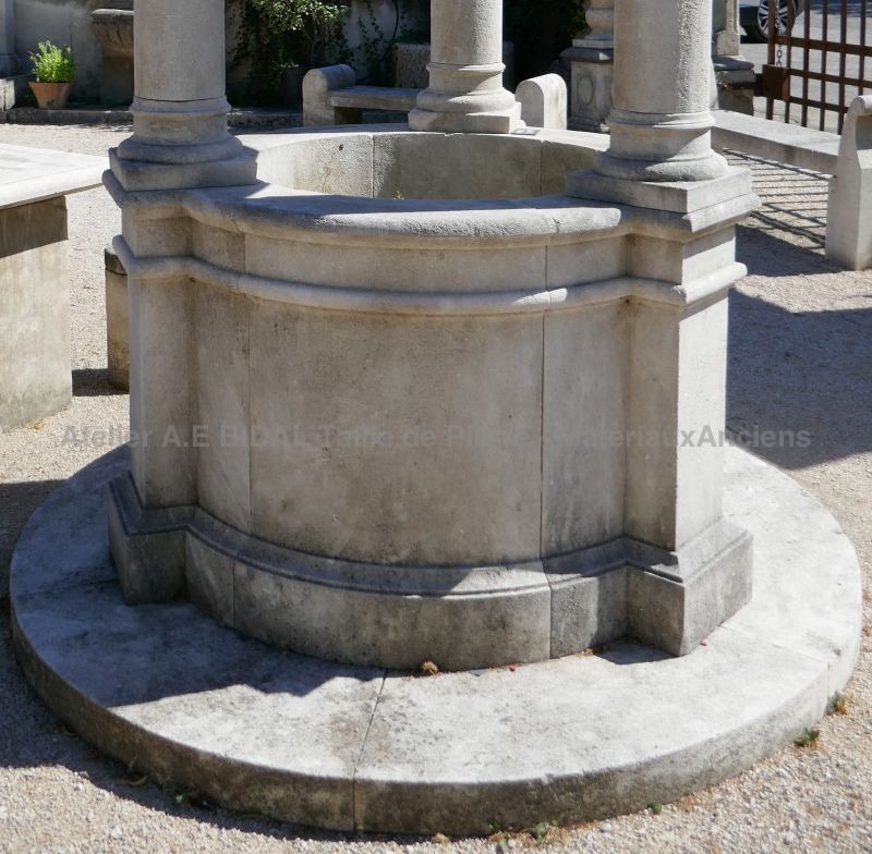 Puits en pierre provençal, avec toit - en pierre de taille naturelle.