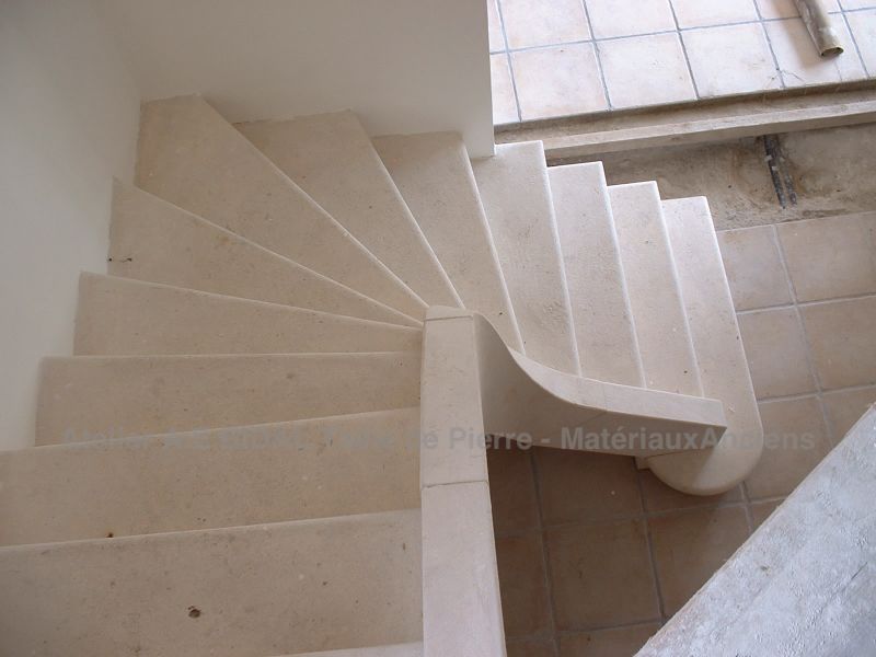 Escalier pour intérieur de réalisation artisanale en pierre naturelle