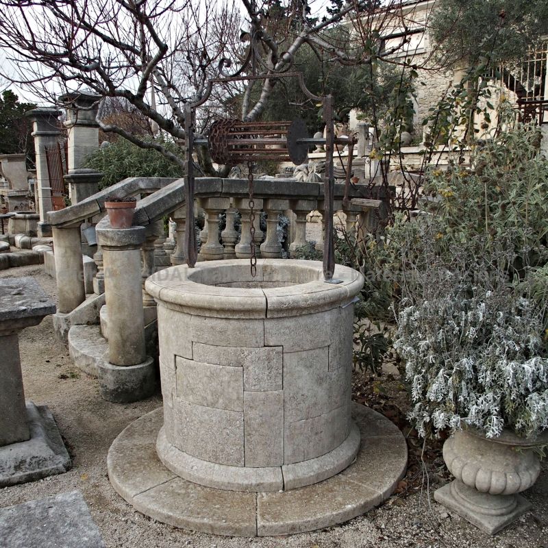 Puits en pierre taillée ingélive blanche et son dessus de puits en fer