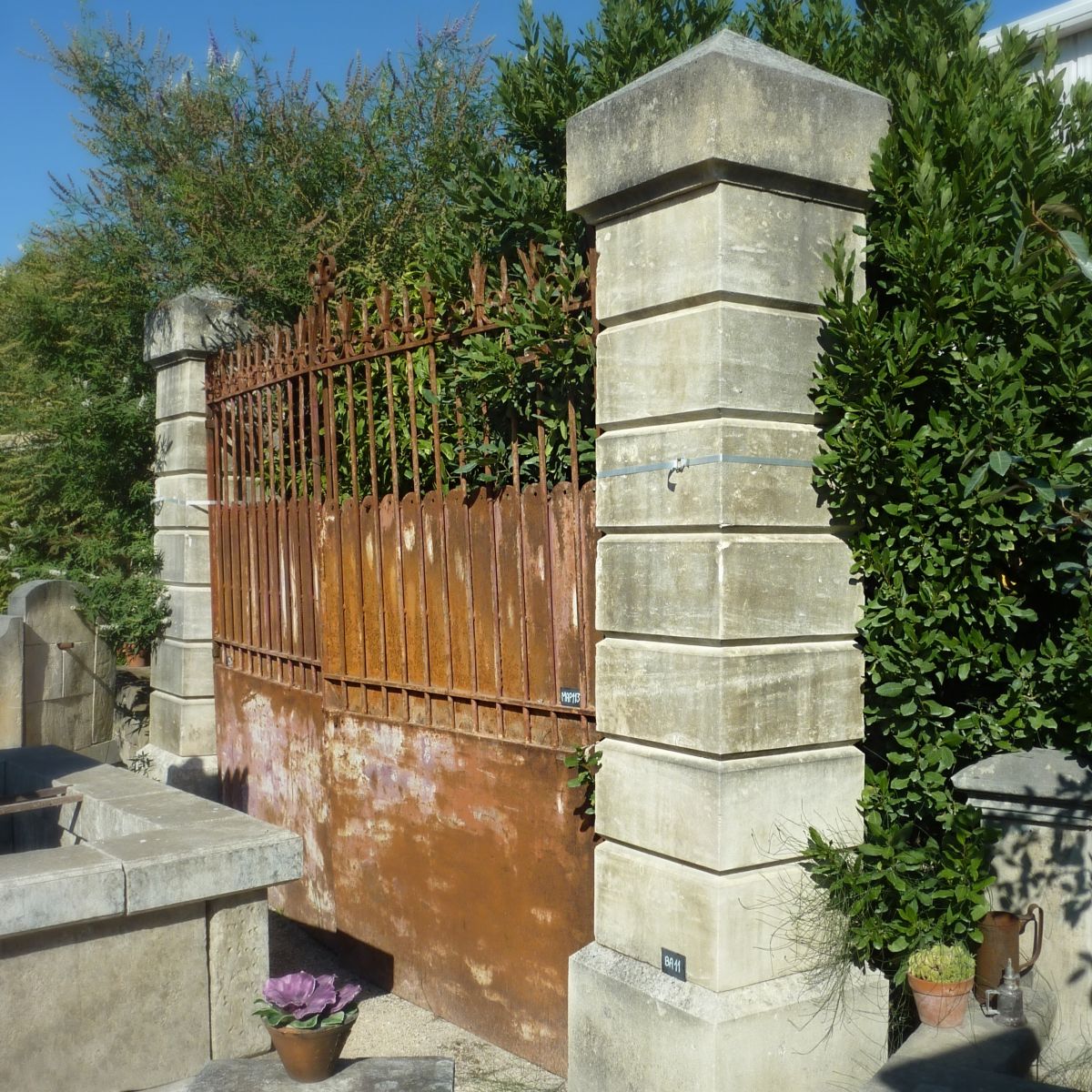 Piliers en pierre de taille réalisés par un tailleur de pierre expert.