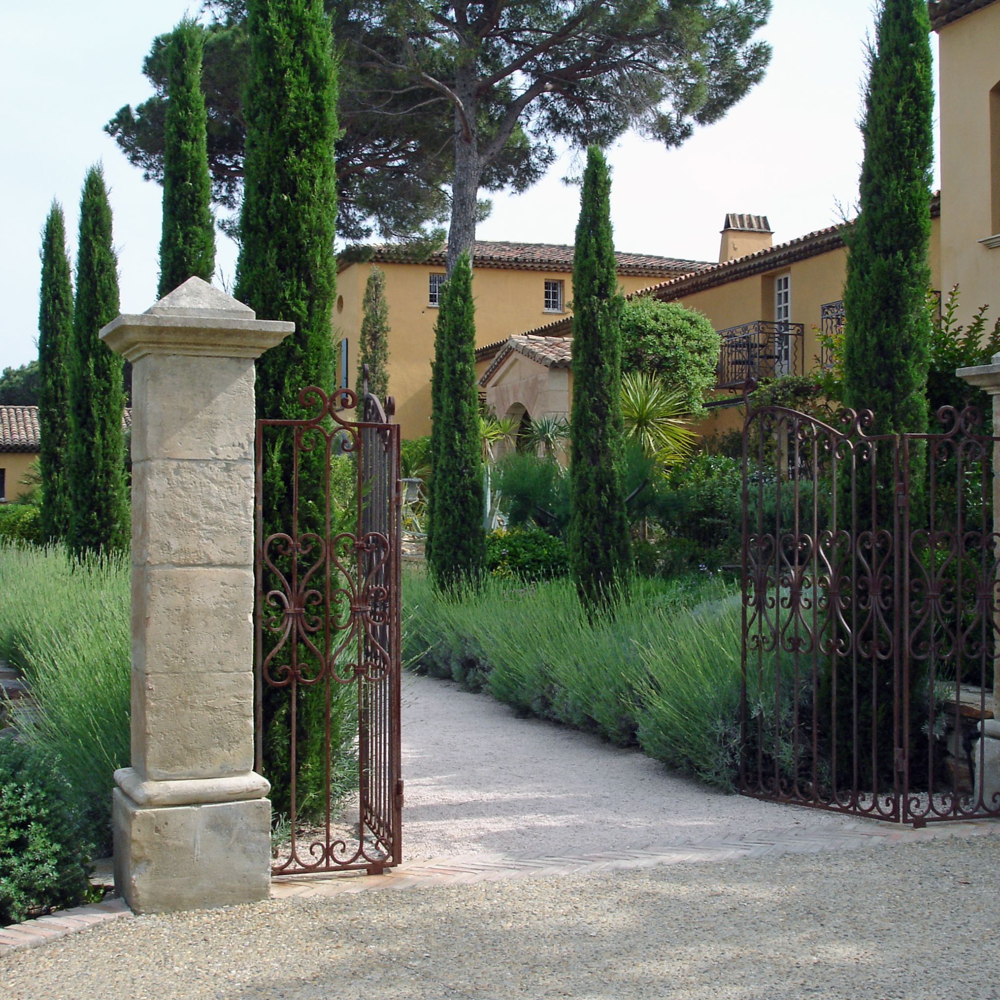 Alain Bidal offers beautiful sinks, bowls and basins in natural stone.