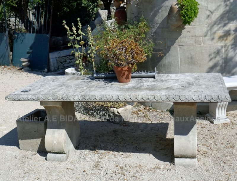 Table en pierre: une table de jardin, table de terrasse ou d'intérieur