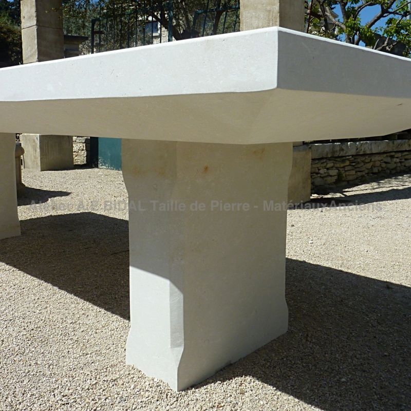 Large table en pierre parfaitement rectangulaire en pierre de taille.